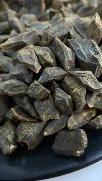 Quality Submersible Grade Qinnan Shreds Full Of Fat Oud Chips Agarwood Wood Chips for sale