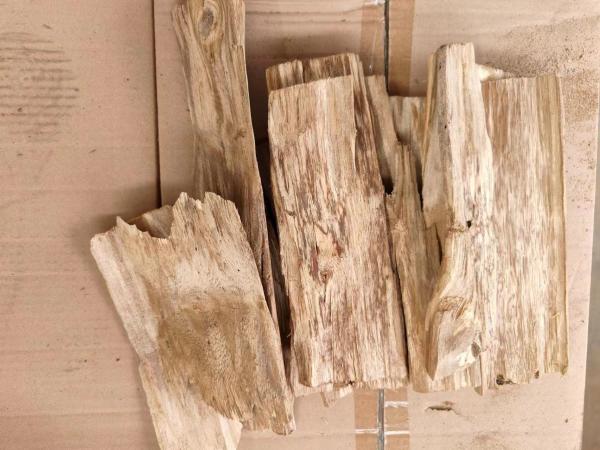 Quality Hainan Chinese Agarwood Incense Powder Natural Logs White Agarwood Slices for sale