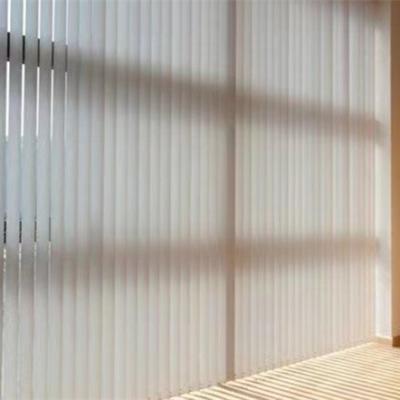 Cina OEM moderno verticale manuale conveniente di stile delle veneziane del PVC in vendita