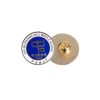 Cina Badge promozionali con pin di metallo in smalto duro con forma personalizzata in vendita
