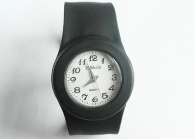 China 230 * 20 * 2 mm OEM black klap Silicone armband horloges met reliëf Logo Te koop