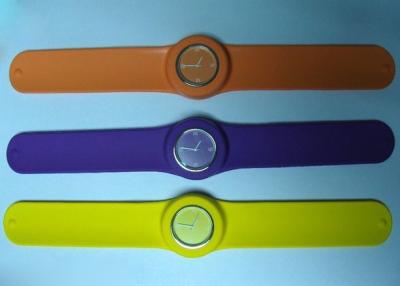 China Grote gezicht geel klap armband Silicone armband horloges voor kinderen met Customerized Logo Te koop