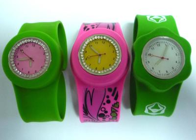 China OEM vier afdrukken kleur Rhinestone klap Silicone armband horloges voor de jeugd Te koop