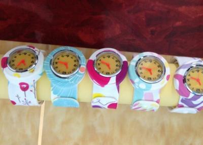 Cina Orologio variopinto del braccialetto di schiaffo del silicone, orologi di schiaffo di trasferimento dell'acqua per i bambini in vendita
