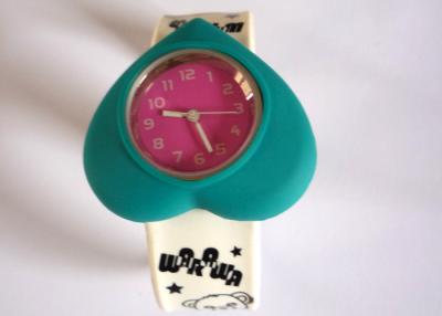 Cina Lo sport in silicone di forma cuore slap watch bracciale con design ergonomico 280 * 30 * 2 mm in vendita