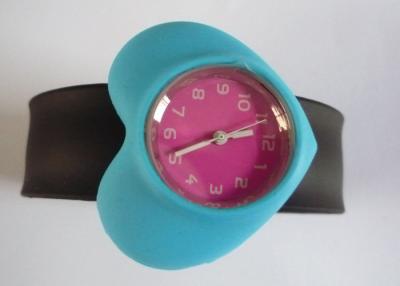 Cina Silicone nuovo di cuore blu case bande nere slap style bracelet watch 1 ATM o 3ATM in vendita