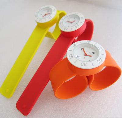 Cina Il fronte bianco scherza gli orologi dell'elastico, orologio del braccialetto di schiaffo di colori di Candy in vendita