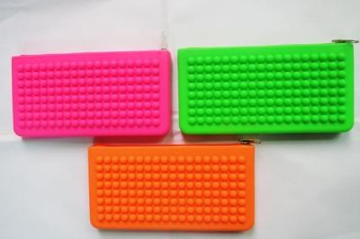 Cina Il quadrato ecologico economico di nuovo modo ha modellato la borsa della moneta del silicone embossed&debossed chiusura lampo in vendita