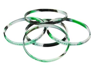 Cina Il cammuffamento lega le bande di polso di gomma su ordinazione dei braccialetti per il festival in vendita
