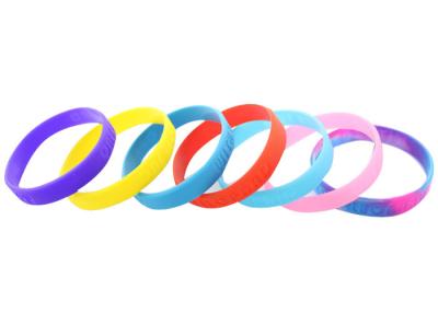 Cina Bande di polso di gomma su ordinazione non tossiche incavate in iscrizione/impronta in vendita