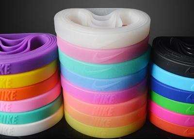 China Resplandor de goma de encargo de las bandas de muñeca en las pulseras oscuras coloreadas en venta