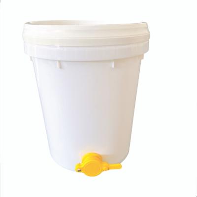 China Recipiente da abelha de 5 Gal Bee Keeping Tools Plastic Honey Bucket With Honey Spout à venda