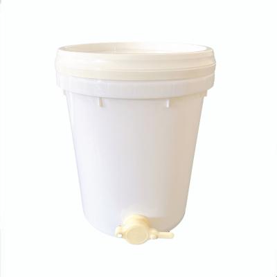 China Recipiente da abelha de 5 Gal Bee Keeping Tools Plastic Honey Bucket With Honey Spout à venda