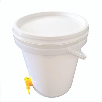 China Recipiente da abelha de 5 Gal Bee Keeping Tools Plastic Honey Bucket With Honey Spout à venda