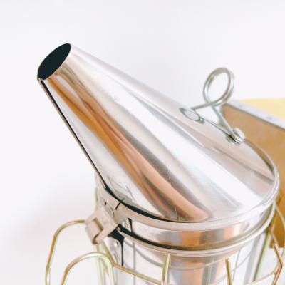Cina Beekeeping Honey Bee Smoker Leather Bee Hive Smoker Apicultural tools in vendita