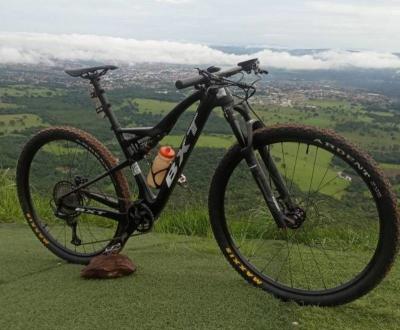 中国 11速度カーボン マウンテン バイクの二重懸濁液MTBの倍力マウンテン バイク 販売のため