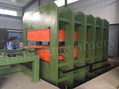 Cina Pressa vulcanizzatrice a piastra per telai pesanti per stampaggio industriale XLB-1300x6000 in vendita