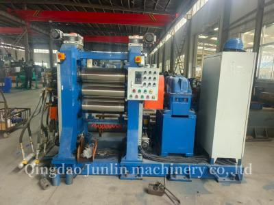 China Máquina calandra de goma de tres rodillos de alto rendimiento para láminas de goma automática en venta