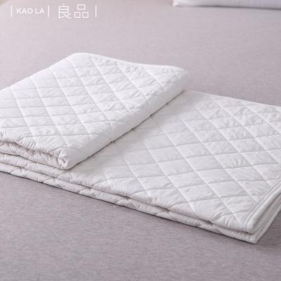 China cotton Microfiber Filling Comforter/quilt White Hotel Duvet / Quilt with piping double stitches for sale