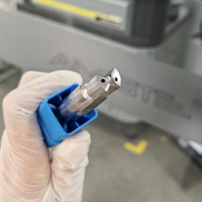 Cina Punta per trapano in metallo duro integrale anti-scheggiatura con refrigerante passante per fori profondi, superficie liscia, OEM in vendita