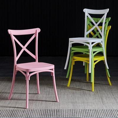 China Hotel Huwelijk PP Roze Plastic Eetstoelen Stapelbare Aanpasbare X Kruis Achtersteun Te koop