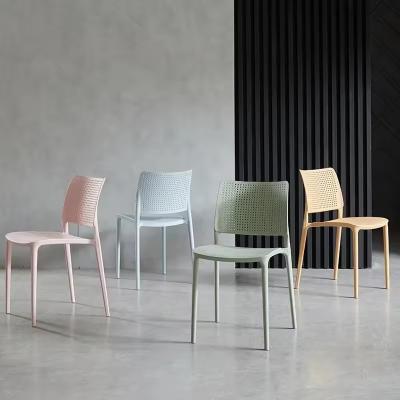 China Stapelbare eetstoel voor buiten in kleurrijk PP-plasticmateriaal voor modern huishoudelijk meubilair W41.5*L55*H79 *SH45.5cm Te koop