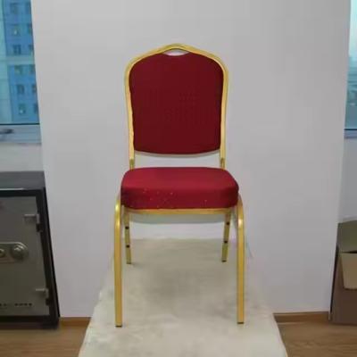 Cina Elegante design sedie per banchetti d'hotel con cuscino in tessuto rosso impilabili in metallo dorato per feste e matrimoni in vendita