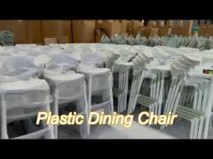 Cadeiras de plástico empilhadas e impermeáveis Cadeiras de plástico coloridas e verdes
