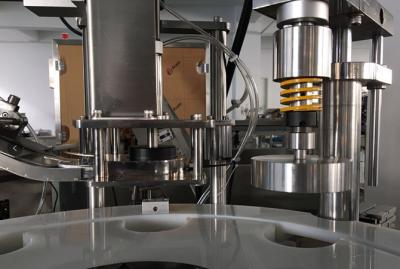 China Automatic Rotary Type Automatic Glass Bottle Sealing And Capping Machine 2000bph for sale