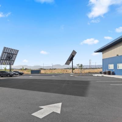 China Officina con struttura in acciaio per soluzione di progetto globale con rivestimento del tetto in pannelli sandwich e materiale di grado Q235 for sale
