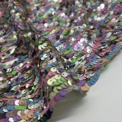 Cina Glitzy Sequins Embroidery Design 95%P 5%SP tessuto colorato di sequine per abito in vendita