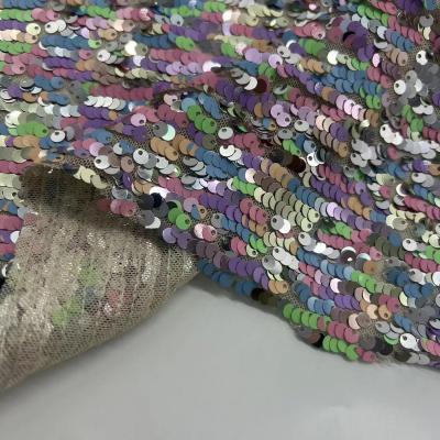 Cina Glitzy Sequins Embroidery Design 95%P 5%SP tessuto colorato di sequine per abito in vendita