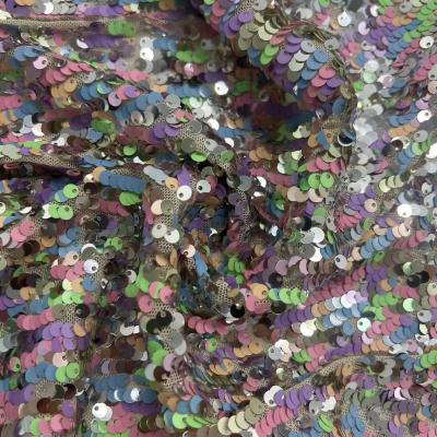 Cina Glitzy Sequins Embroidery Design 95%P 5%SP tessuto colorato di sequine per abito in vendita