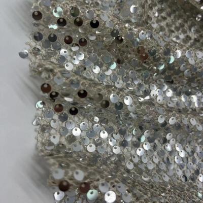 Cina Tela ricamata a maglia luccicante 70% poliestere colore di riso per decorare abito da sera in vendita