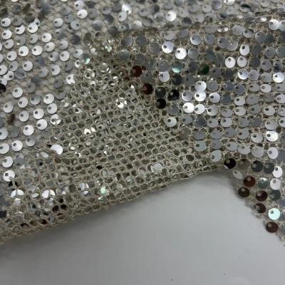 Cina Tela ricamata a maglia luccicante 70% poliestere colore di riso per decorare abito da sera in vendita