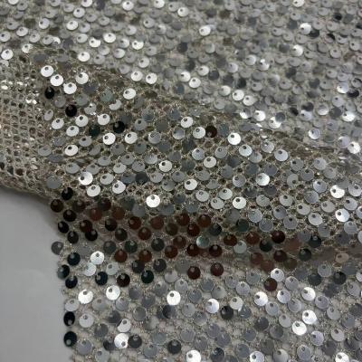Cina Tela ricamata a maglia luccicante 70% poliestere colore di riso per decorare abito da sera in vendita