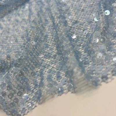 Cina Bello tessuto ricamato a seghe colore blu 70% P 30% M Buono per abiti da sera in vendita