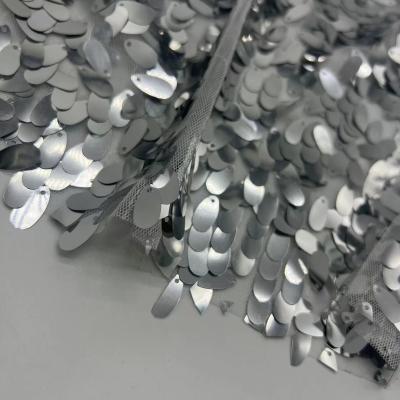Cina tessuto di ricamo classico di paccolette colore bianco 100% tessuto di poliestere per abbigliamento decorativo in vendita