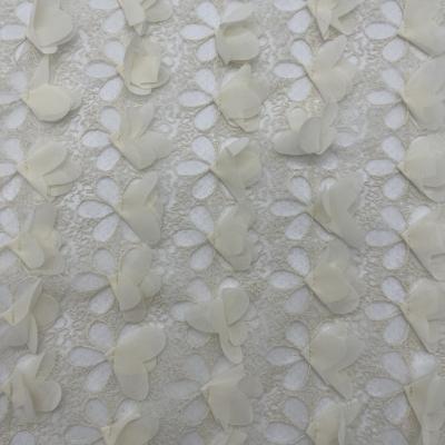 Cina Popolare tessuto ricamato a maglia in beige Tessile di peso moderato per abbigliamento in vendita
