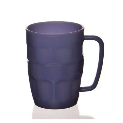 China Unique 21oz Plastic Beer Mugs With Handles Reusable Recyclable for sale