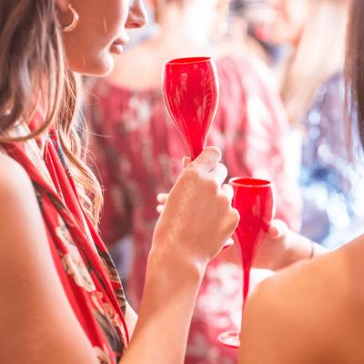 Cina ODM Shatterproof Red Plastic Champagne Glasses For Trade Show in vendita
