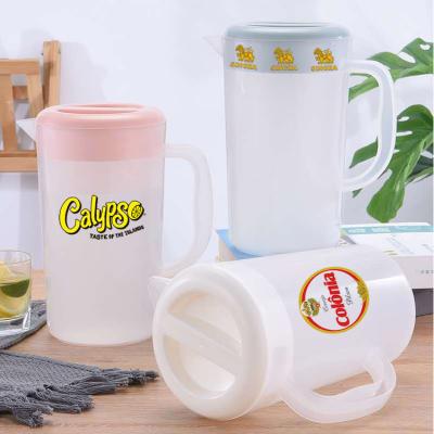 Cina Brocca di acqua di plastica termoresistente del lanciatore della birra della plastica di grande capacità con il coperchio 70oz in vendita