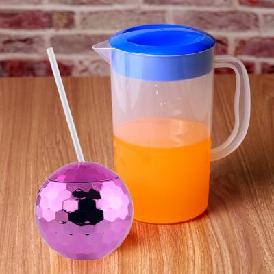 Cina Brocca di acqua di plastica termoresistente del lanciatore della birra della plastica di grande capacità con il coperchio 70oz in vendita
