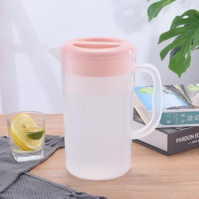 Cina Brocca di acqua di plastica termoresistente del lanciatore della birra della plastica di grande capacità con il coperchio 70oz in vendita