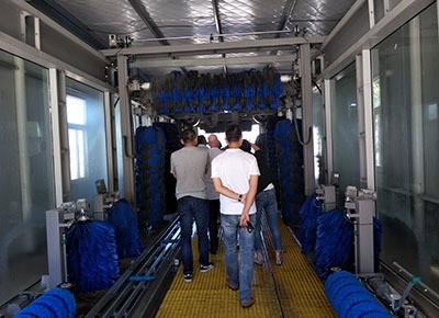 中国 アメリカン・トンネル・カー・ウォッシュ・マシーン (Drive-through Conveyor Belt American Tunnel Car Washing Machine) 販売のため