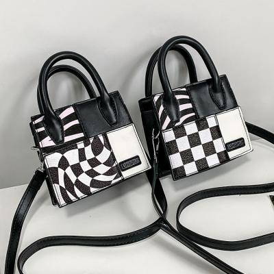China Waterproof Fashionable, large capacity, exquisite chess lattice, classic, suitable for work and shopping, waterproof shoulder bag factory