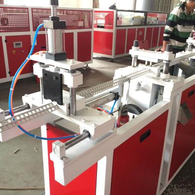 China 70 120 kg/h Output Angle Bead PVC Plastic Corner Bead Machine with Customized Voltage for sale