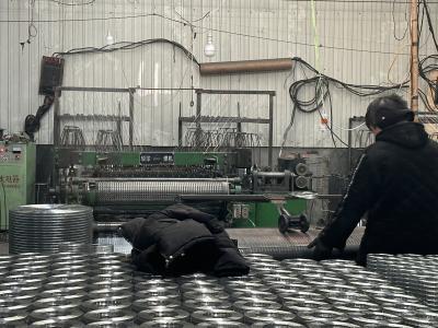 China Welding Hinge Joint Cattle Fencing on Grass Land with Hot Dipped Galvanized Steel Wire Mesh Grid Panel 115cmx100m Roll for sale