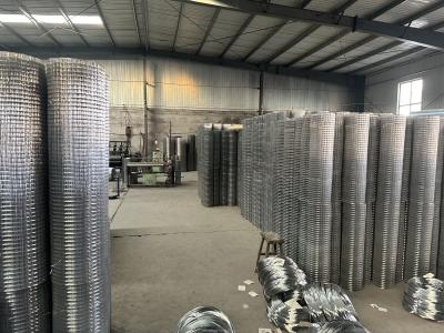 China Proteção vedação buraco quadrado revestido de zinco 2X2 malha de arame para construção de painéis de aço soldados à venda