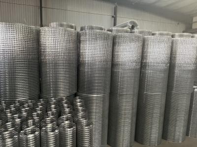 China Proteção vedação buraco quadrado revestido de zinco 2X2 malha de arame para construção de painéis de aço soldados à venda